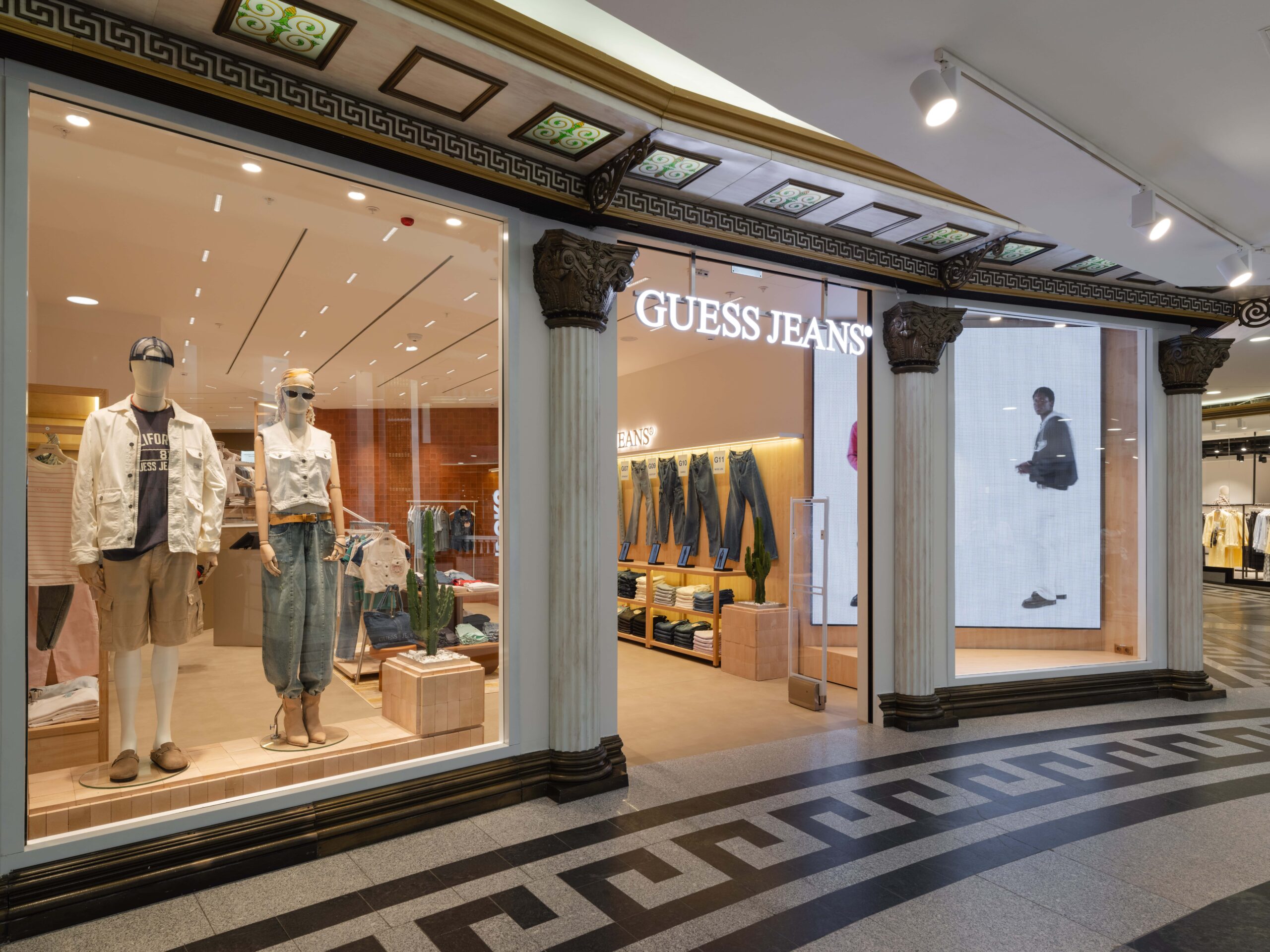 GUESS JEANS открывает первый флагманский магазин в России | Город ...